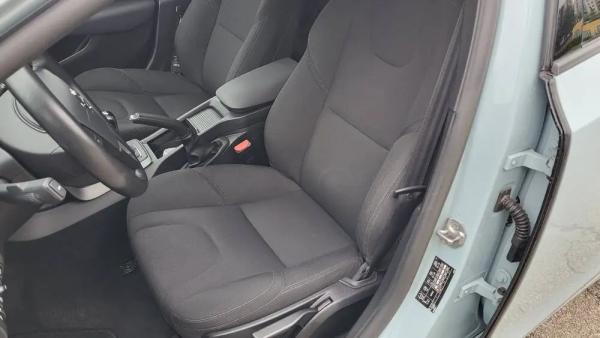 Zils Volvo V40 2017 Rīga, ar dzinēja tilpumu 2.00 L un nobraukumu 249 tūkst. km par 8450 €, foto 9 vietnē AUTOMOTO.COM.LV