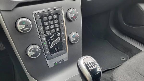 Zils Volvo V40 2017 Rīga, ar dzinēja tilpumu 2.00 L un nobraukumu 249 tūkst. km par 8450 €, foto 10 vietnē AUTOMOTO.COM.LV