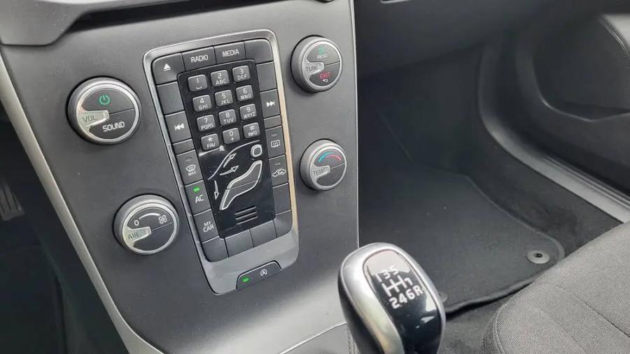 Blue Volvo V40 2017 in Riga, with an engine capacity of 2.00 L and mileage of 249 thousand km for 8450 €, photo 11 on AUTOMOTO.COM.LV