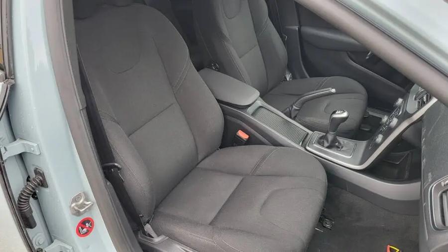 Blue Volvo V40 2017 in Riga, with an engine capacity of 2.00 L and mileage of 249 thousand km for 8450 €, photo 12 on AUTOMOTO.COM.LV