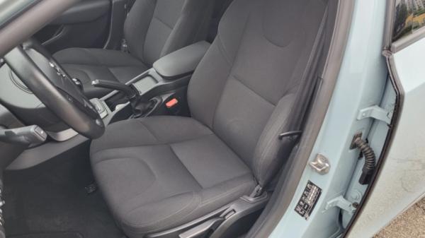Blue Volvo V40 2017 in Riga, with an engine capacity of 2.00 L and mileage of 249 thousand km for 7900 €, photo 9 on AUTOMOTO.COM.LV