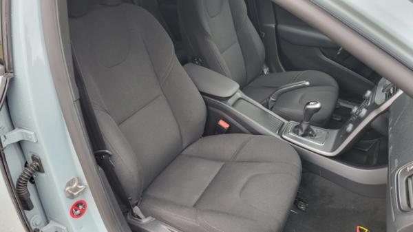 Blue Volvo V40 2017 in Riga, with an engine capacity of 2.00 L and mileage of 249 thousand km for 7900 €, photo 10 on AUTOMOTO.COM.LV