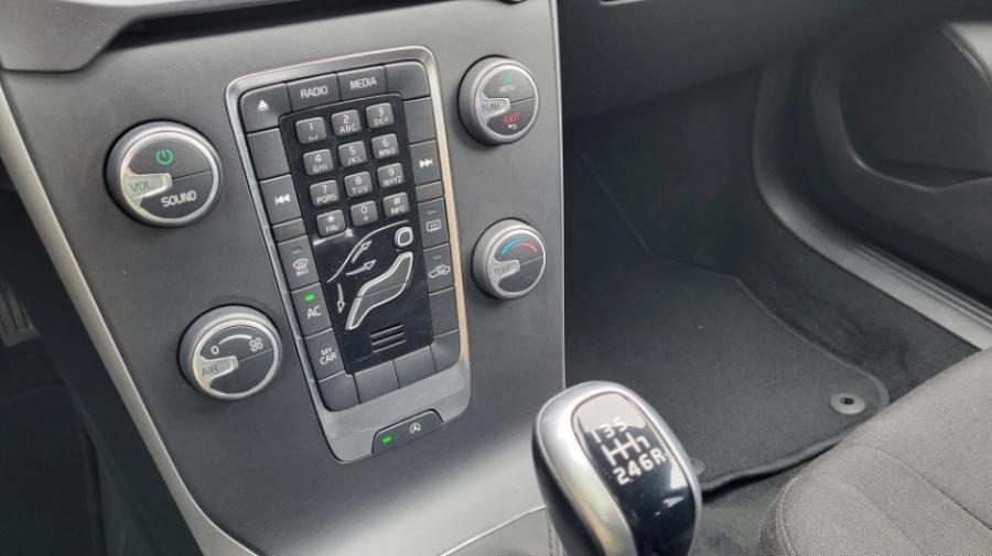 Blue Volvo V40 2017 in Riga, with an engine capacity of 2.00 L and mileage of 249 thousand km for 7900 €, photo 13 on AUTOMOTO.COM.LV