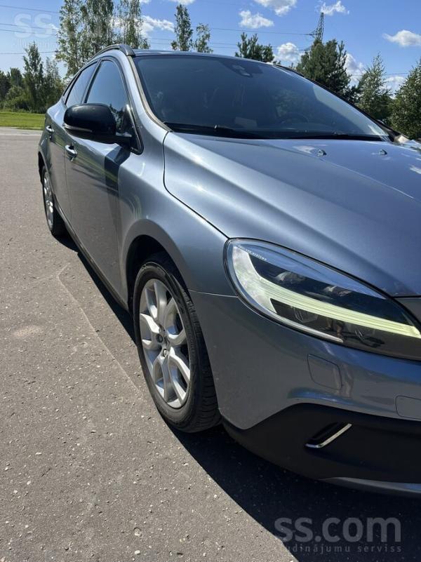 Blue Volvo V40 2017 in Jurmala, with an engine capacity of 2.00 L and mileage of 250 thousand km for 8800 €, photo 4 on AUTOMOTO.COM.LV