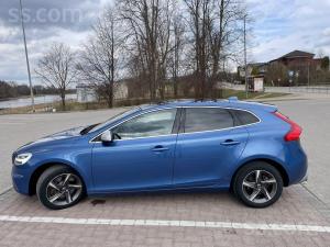 Blue Volvo V40 2017 in Talsi, with an engine capacity of 2.00 L and mileage of 217 thousand km for 9500 €, photo 3 on AUTOMOTO.COM.LV
