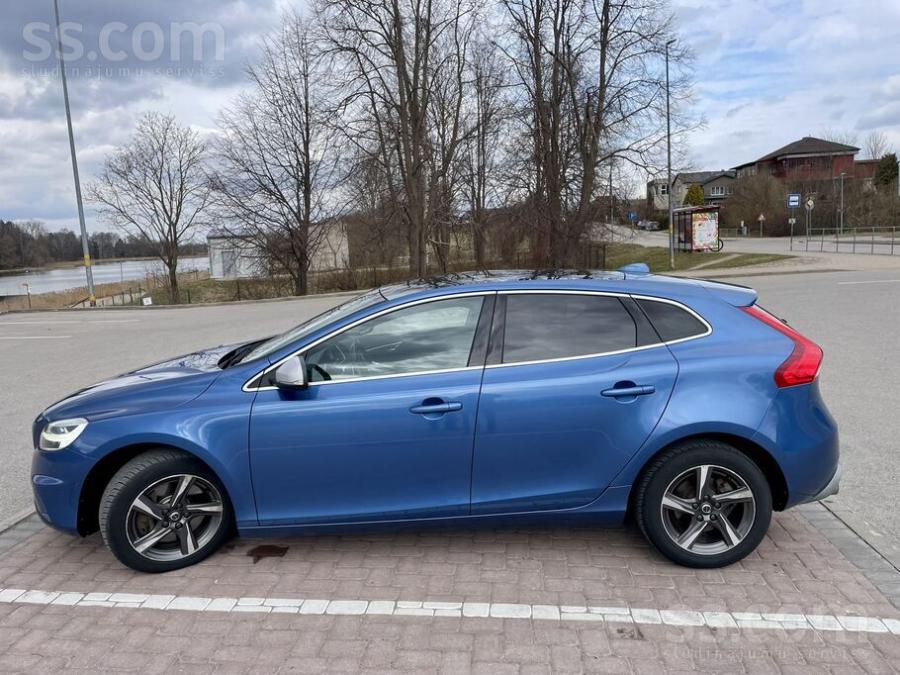 Blue Volvo V40 2017 in Talsi, with an engine capacity of 2.00 L and mileage of 217 thousand km for 9500 €, photo 3 on AUTOMOTO.COM.LV