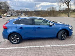 Blue Volvo V40 2017 in Talsi, with an engine capacity of 2.00 L and mileage of 217 thousand km for 9500 €, photo 5 on AUTOMOTO.COM.LV