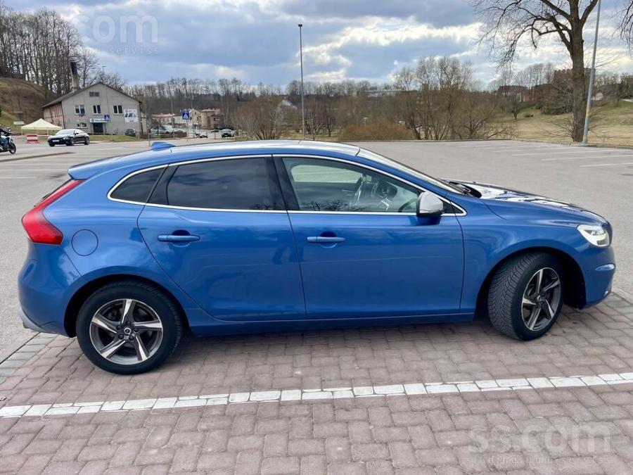 Blue Volvo V40 2017 in Talsi, with an engine capacity of 2.00 L and mileage of 217 thousand km for 9500 €, photo 5 on AUTOMOTO.COM.LV