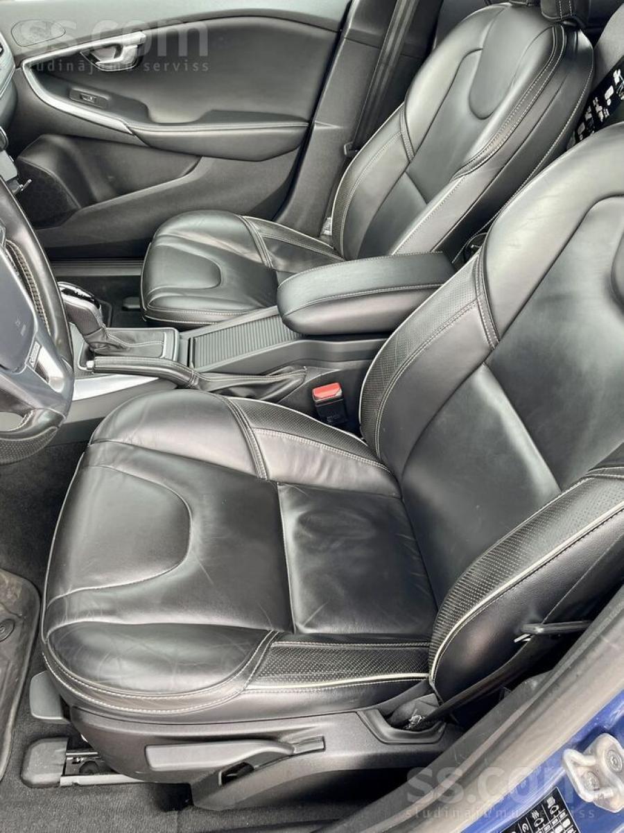 Blue Volvo V40 2017 in Talsi, with an engine capacity of 2.00 L and mileage of 217 thousand km for 9500 €, photo 8 on AUTOMOTO.COM.LV