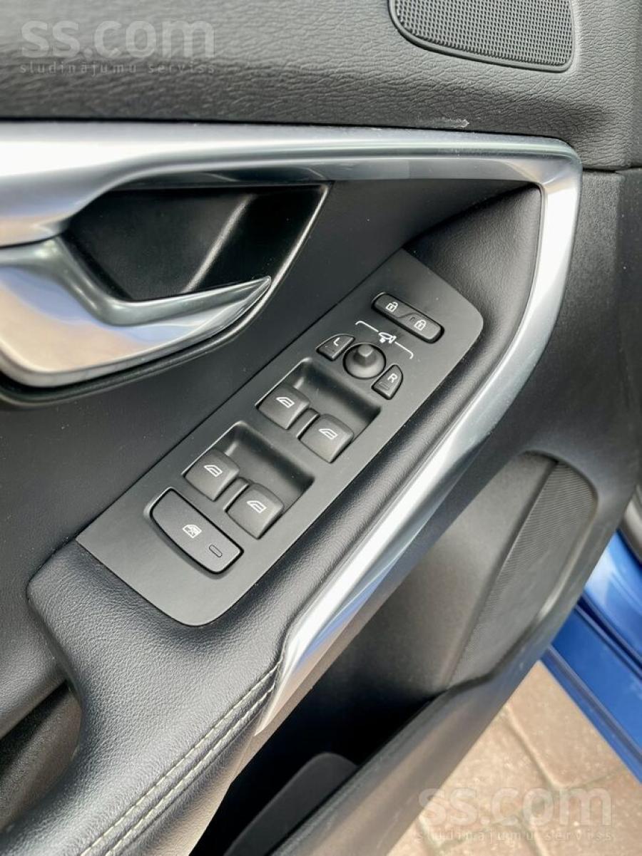 Blue Volvo V40 2017 in Talsi, with an engine capacity of 2.00 L and mileage of 217 thousand km for 9500 €, photo 9 on AUTOMOTO.COM.LV