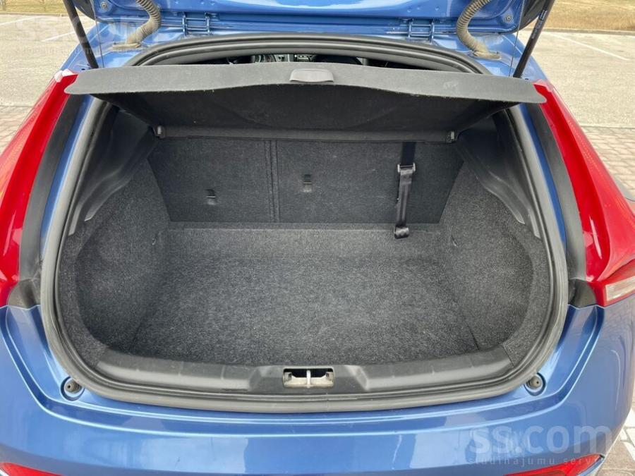 Blue Volvo V40 2017 in Talsi, with an engine capacity of 2.00 L and mileage of 217 thousand km for 9500 €, photo 11 on AUTOMOTO.COM.LV