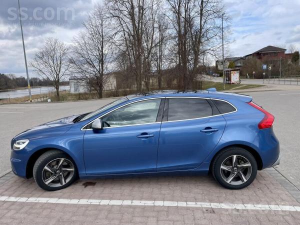 Blue Volvo V40 2017 in Talsi, with an engine capacity of 2.00 L and mileage of 217 thousand km for 9500 €, photo 2 on AUTOMOTO.COM.LV