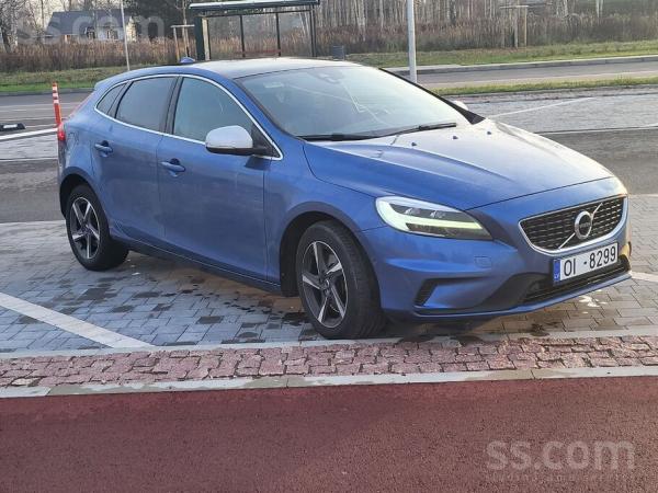 Blue Volvo V40 2017 in Jelgava, with an engine capacity of 2.00 L and mileage of 253 thousand km for 9250 €, photo 3 on AUTOMOTO.COM.LV