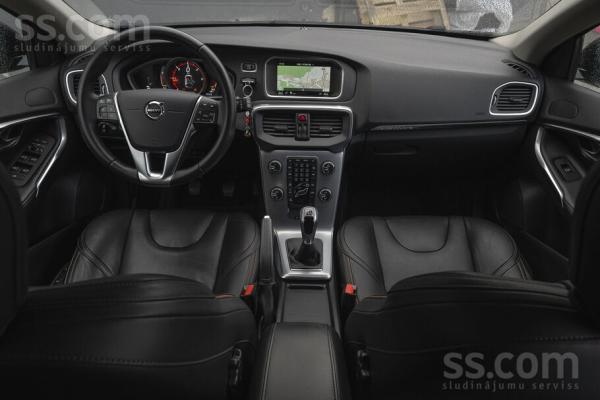 Blue Volvo V40 2017 in Jelgava, with an engine capacity of 2.00 L and mileage of 184 thousand km for 11000 €, photo 8 on AUTOMOTO.COM.LV