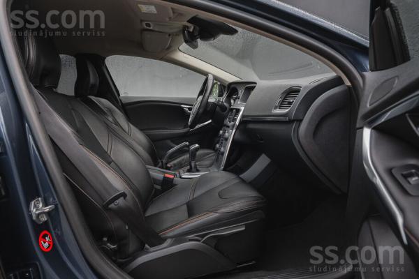 Blue Volvo V40 2017 in Jelgava, with an engine capacity of 2.00 L and mileage of 184 thousand km for 11000 €, photo 11 on AUTOMOTO.COM.LV