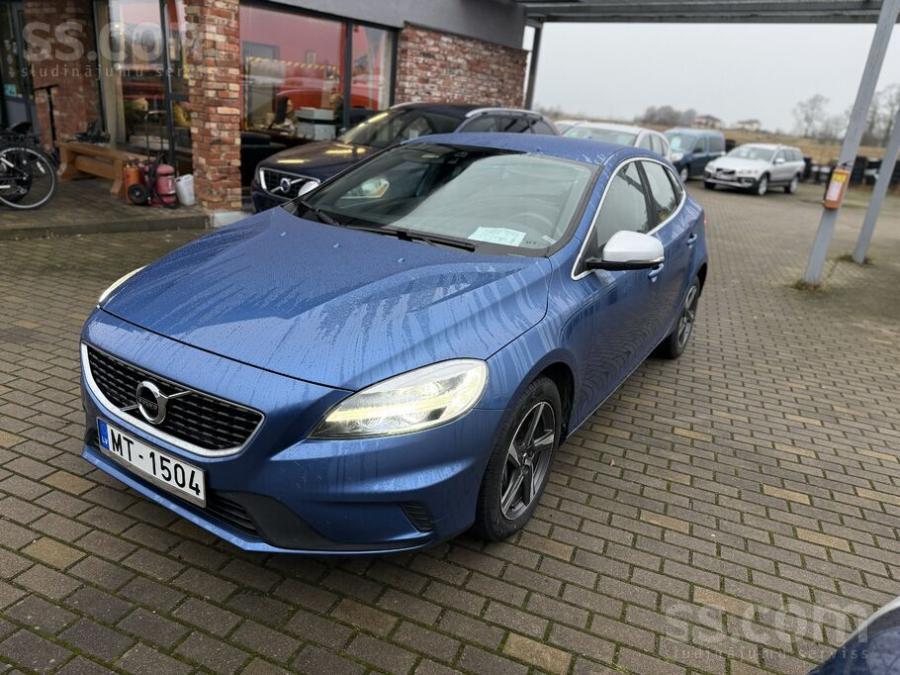 Blue Volvo V40 2018 in Talsi, with an engine capacity of 2.00 L and mileage of 167 thousand km for 10550 €, photo 1 on AUTOMOTO.COM.LV