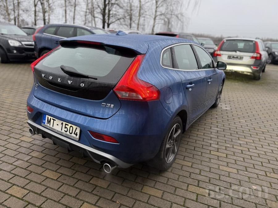 Blue Volvo V40 2018 in Talsi, with an engine capacity of 2.00 L and mileage of 167 thousand km for 10550 €, photo 7 on AUTOMOTO.COM.LV
