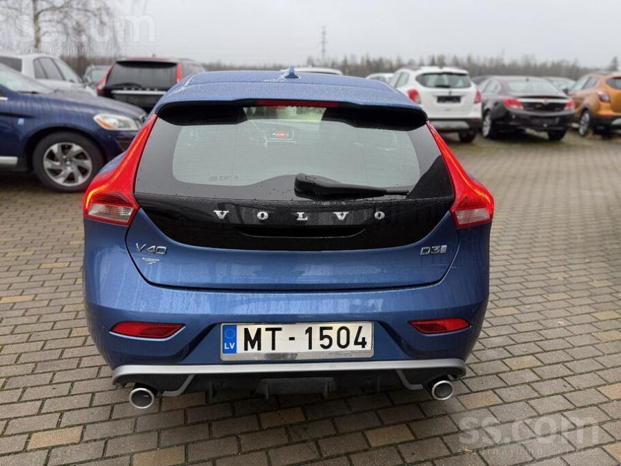 Blue Volvo V40 2018 in Talsi, with an engine capacity of 2.00 L and mileage of 167 thousand km for 10550 €, photo 8 on AUTOMOTO.COM.LV