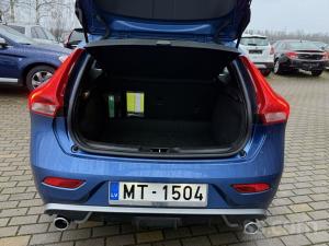 Blue Volvo V40 2018 in Talsi, with an engine capacity of 2.00 L and mileage of 167 thousand km for 10550 €, photo 10 on AUTOMOTO.COM.LV
