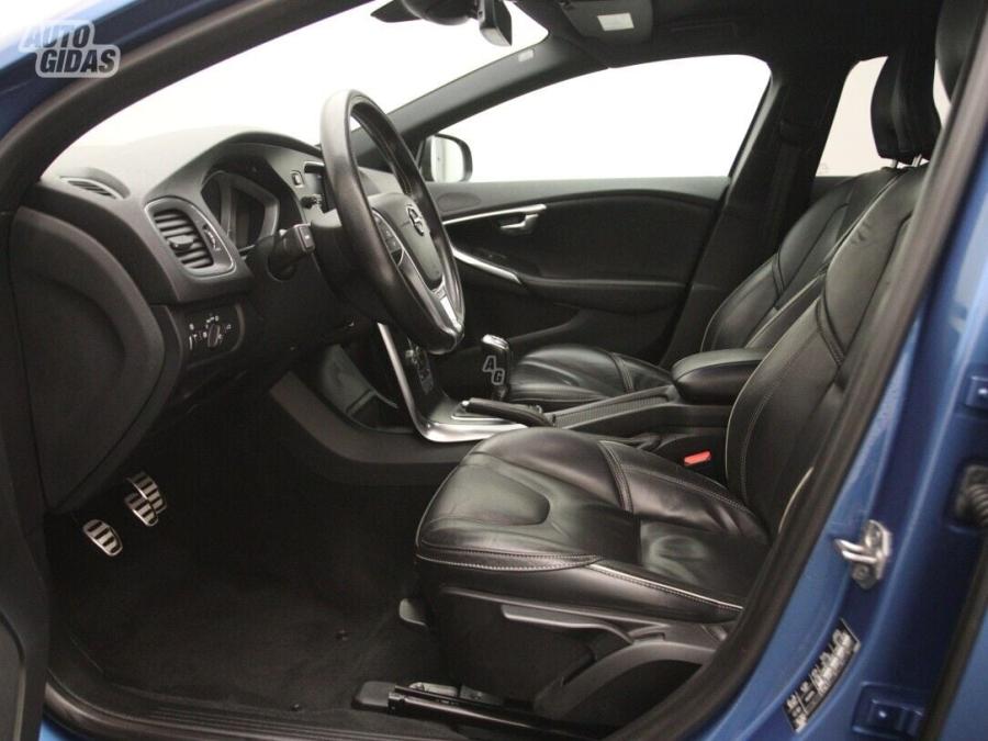 Blue Volvo V40 2018 in Vilnius, with an engine capacity of 2.00 L and mileage of 222 thousand km for 11199 €, photo 4 on AUTOMOTO.COM.LV
