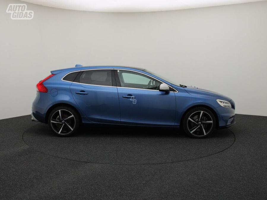 Blue Volvo V40 2018 in Vilnius, with an engine capacity of 2.00 L and mileage of 222 thousand km for 11199 €, photo 9 on AUTOMOTO.COM.LV