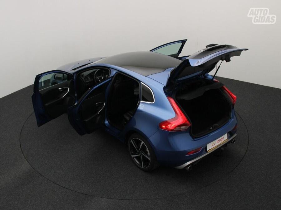 Blue Volvo V40 2018 in Vilnius, with an engine capacity of 2.00 L and mileage of 222 thousand km for 11199 €, photo 13 on AUTOMOTO.COM.LV