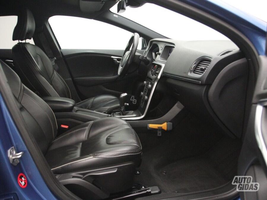Blue Volvo V40 2018 in Vilnius, with an engine capacity of 2.00 L and mileage of 222 thousand km for 11199 €, photo 14 on AUTOMOTO.COM.LV
