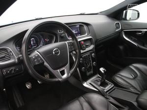 Blue Volvo V40 2018 in Vilnius, with an engine capacity of 2.00 L and mileage of 222 thousand km for 11199 €, photo 16 on AUTOMOTO.COM.LV