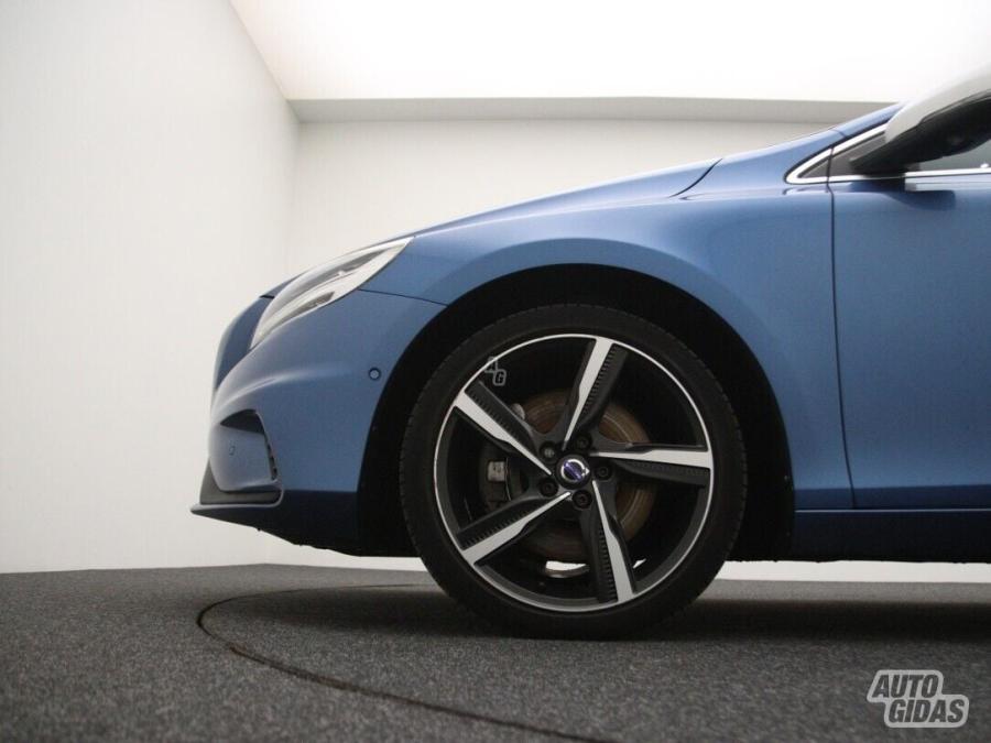 Blue Volvo V40 2018 in Vilnius, with an engine capacity of 2.00 L and mileage of 222 thousand km for 11199 €, photo 28 on AUTOMOTO.COM.LV