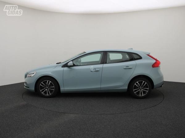 Blue Volvo V40 2018 in Vilnius, with an engine capacity of 2.00 L and mileage of 191 thousand km for 11399 €, photo 6 on AUTOMOTO.COM.LV