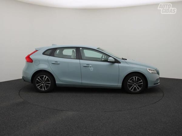 Blue Volvo V40 2018 in Vilnius, with an engine capacity of 2.00 L and mileage of 191 thousand km for 11399 €, photo 9 on AUTOMOTO.COM.LV