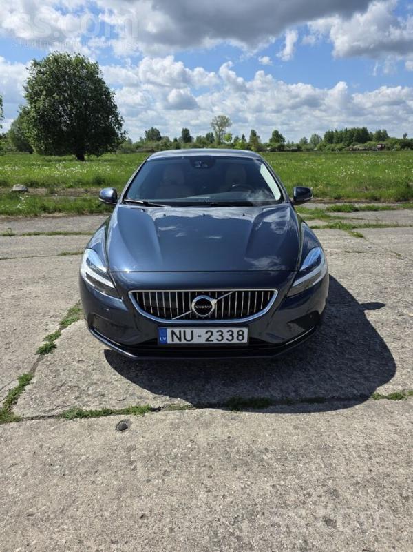 Zils Volvo V40 2018 Rīga, ar dzinēja tilpumu 2.00 L un nobraukumu 145 tūkst. km par 11900 €, foto 1 vietnē AUTOMOTO.COM.LV