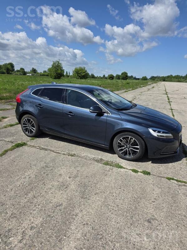 Zils Volvo V40 2018 Rīga, ar dzinēja tilpumu 2.00 L un nobraukumu 145 tūkst. km par 11900 €, foto 2 vietnē AUTOMOTO.COM.LV