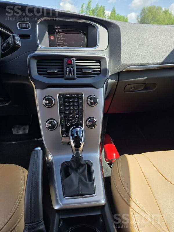 Zils Volvo V40 2018 Rīga, ar dzinēja tilpumu 2.00 L un nobraukumu 145 tūkst. km par 11900 €, foto 6 vietnē AUTOMOTO.COM.LV