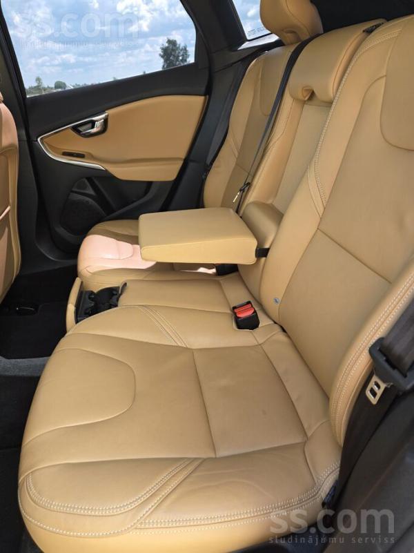 Zils Volvo V40 2018 Rīga, ar dzinēja tilpumu 2.00 L un nobraukumu 145 tūkst. km par 11900 €, foto 7 vietnē AUTOMOTO.COM.LV