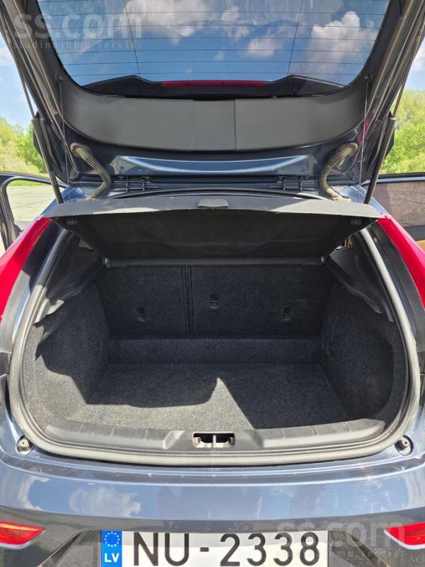 Zils Volvo V40 2018 Rīga, ar dzinēja tilpumu 2.00 L un nobraukumu 145 tūkst. km par 11900 €, foto 9 vietnē AUTOMOTO.COM.LV