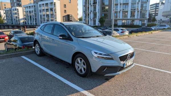 Blue Volvo V40 2018 in Vilnius, with an engine capacity of 1.97 L and mileage of 193 thousand km for 11000 €, photo 2 on AUTOMOTO.COM.LV