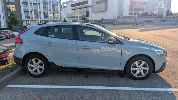 Blue Volvo V40 2018 in Vilnius, with an engine capacity of 1.97 L and mileage of 193 thousand km for 11000 €, photo 3 on AUTOMOTO.COM.LV