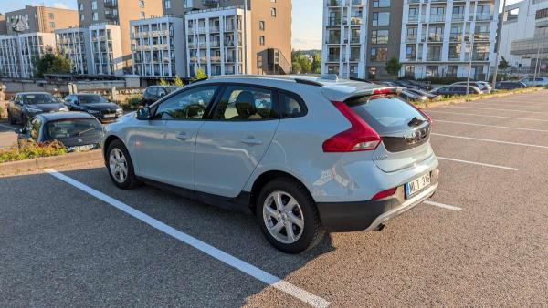 Blue Volvo V40 2018 in Vilnius, with an engine capacity of 1.97 L and mileage of 193 thousand km for 11000 €, photo 4 on AUTOMOTO.COM.LV