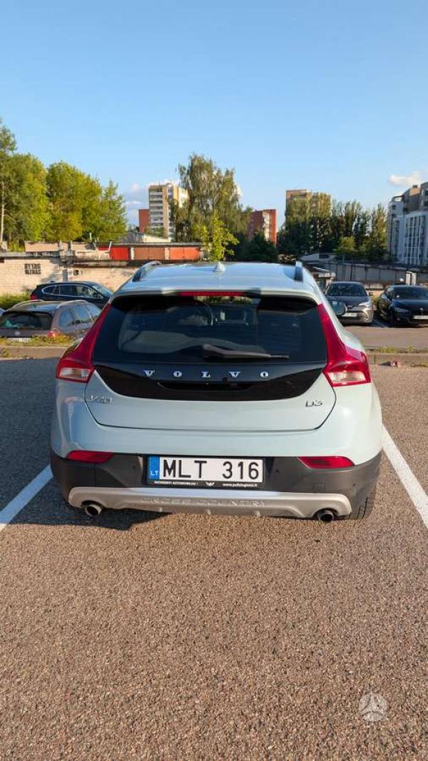 Blue Volvo V40 2018 in Vilnius, with an engine capacity of 1.97 L and mileage of 193 thousand km for 11000 €, photo 5 on AUTOMOTO.COM.LV