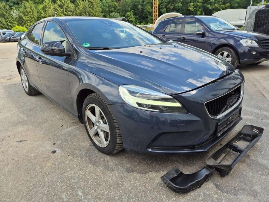 Blue Volvo V40 2018 in Vilnius, with an engine capacity of 1.97 L and mileage of 114 thousand km for 8190 €, photo 3 on AUTOMOTO.COM.LV