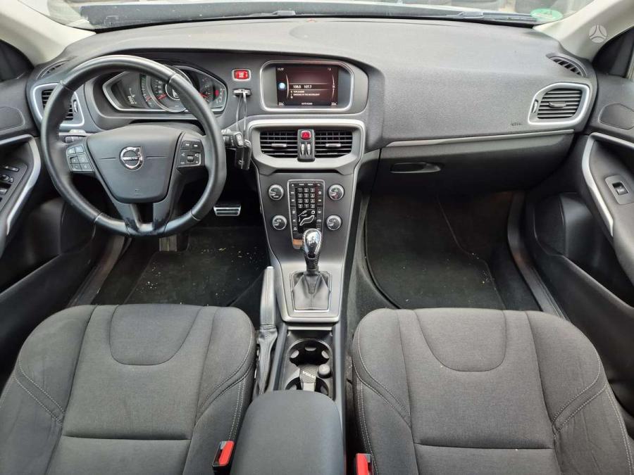 Blue Volvo V40 2018 in Vilnius, with an engine capacity of 1.97 L and mileage of 114 thousand km for 8190 €, photo 7 on AUTOMOTO.COM.LV