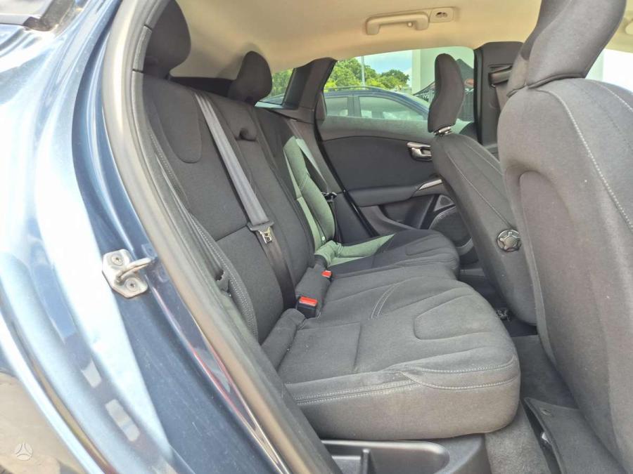 Blue Volvo V40 2018 in Vilnius, with an engine capacity of 1.97 L and mileage of 114 thousand km for 8190 €, photo 8 on AUTOMOTO.COM.LV