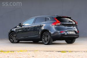 Zils Volvo V40 2018 Jelgava, ar dzinēja tilpumu 2.00 L un nobraukumu 148 tūkst. km par 12500 €, foto 7 vietnē AUTOMOTO.COM.LV
