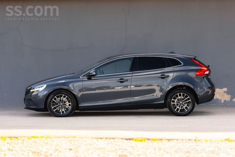 Zils Volvo V40 2018 Jelgava, ar dzinēja tilpumu 2.00 L un nobraukumu 148 tūkst. km par 12500 €, foto 8 vietnē AUTOMOTO.COM.LV