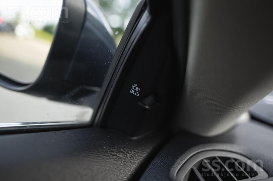 Zils Volvo V40 2018 Jelgava, ar dzinēja tilpumu 2.00 L un nobraukumu 148 tūkst. km par 12500 €, foto 17 vietnē AUTOMOTO.COM.LV