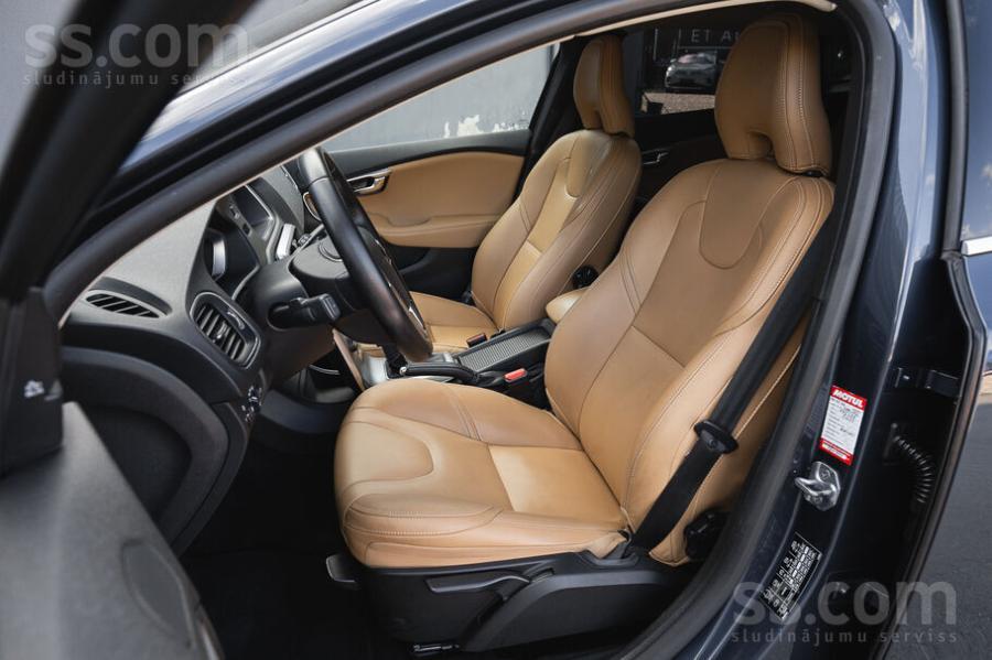 Zils Volvo V40 2018 Jelgava, ar dzinēja tilpumu 2.00 L un nobraukumu 148 tūkst. km par 12500 €, foto 22 vietnē AUTOMOTO.COM.LV