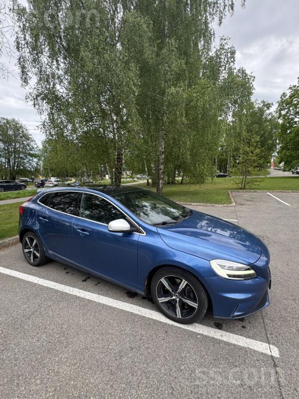 Zils Volvo V40 2019 Rīga, ar dzinēja tilpumu 1.50 L un nobraukumu 185 tūkst. km par 11950 €, foto 4 vietnē AUTOMOTO.COM.LV