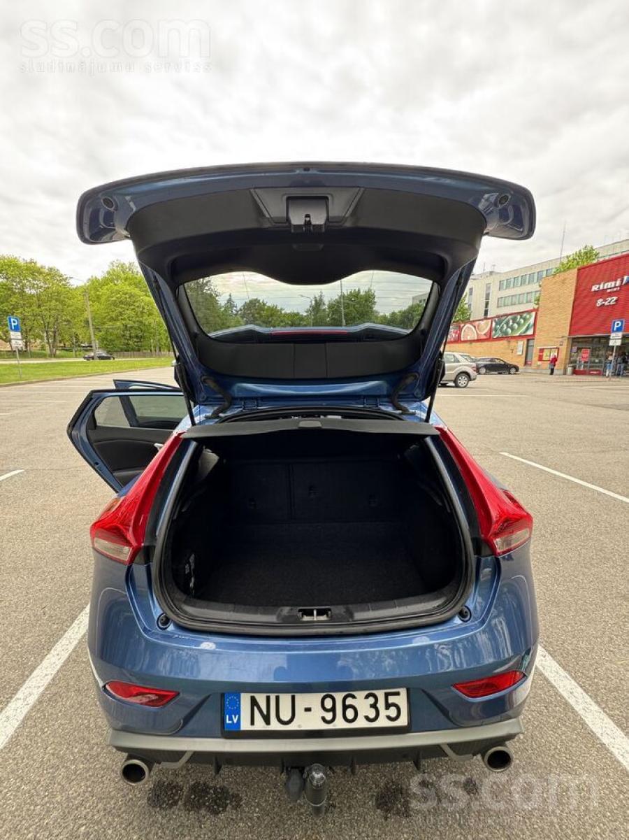 Zils Volvo V40 2019 Rīga, ar dzinēja tilpumu 1.50 L un nobraukumu 185 tūkst. km par 11950 €, foto 13 vietnē AUTOMOTO.COM.LV