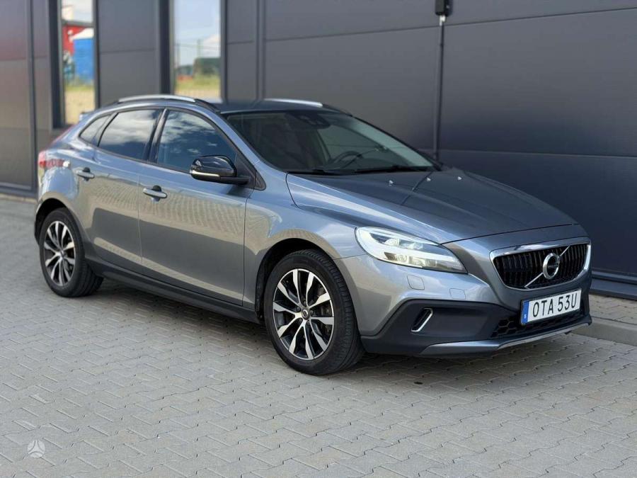 Blue Volvo V40 2019 in Vilnius, with an engine capacity of 1.97 L and mileage of 312 thousand km for 8800 €, photo 4 on AUTOMOTO.COM.LV